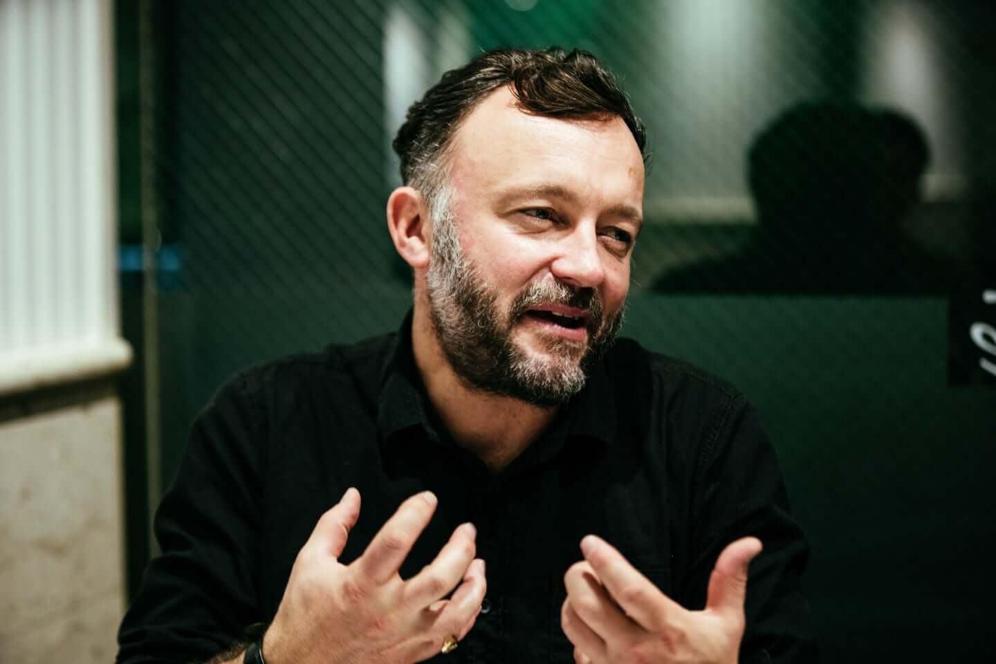 Penguin Cafeインタビュー｜南極のペンギン達に捧げた新作『Handfuls Of Night』の世界観を紐解く | Qetic