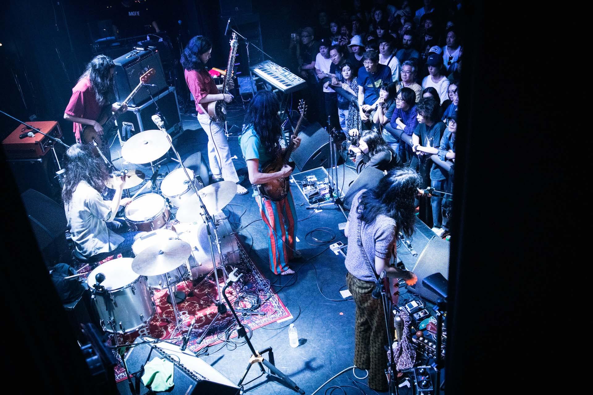 世界を旅するバンドが魅せるサイケデリアのまどろみ 幾何学模様 × OGRE YOU ASSHOLE ライブレポート | Qetic