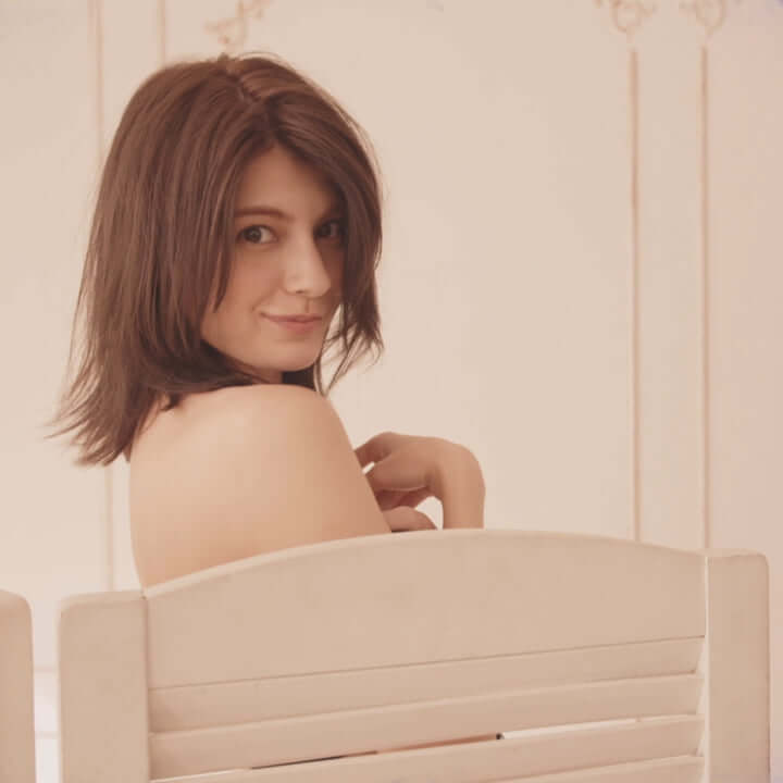 マギーが寝起き姿からバスルームショットまでセクシーに披露！『LACOCO』WEB限定イメージムービーが公開 | Qetic