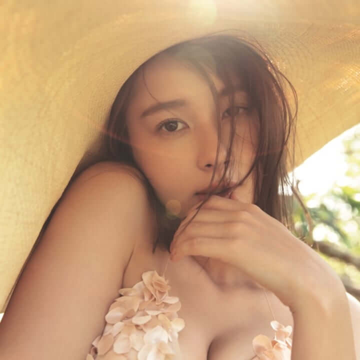 Niki、写真集『ニキには？』の重版決定で、Instagramに超艶っぽい谷間ショットを投稿！ | Qetic