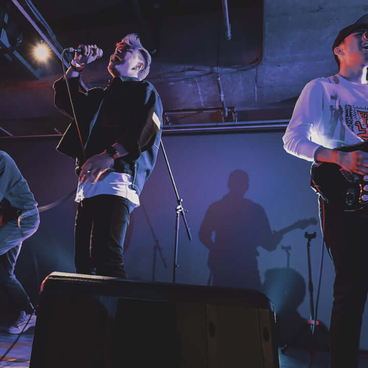 シンガポールの若手R&Bファンクバンドbrb.がデビューアルバム『relationsh*t』を〈Umami Records〉からデジタル ...