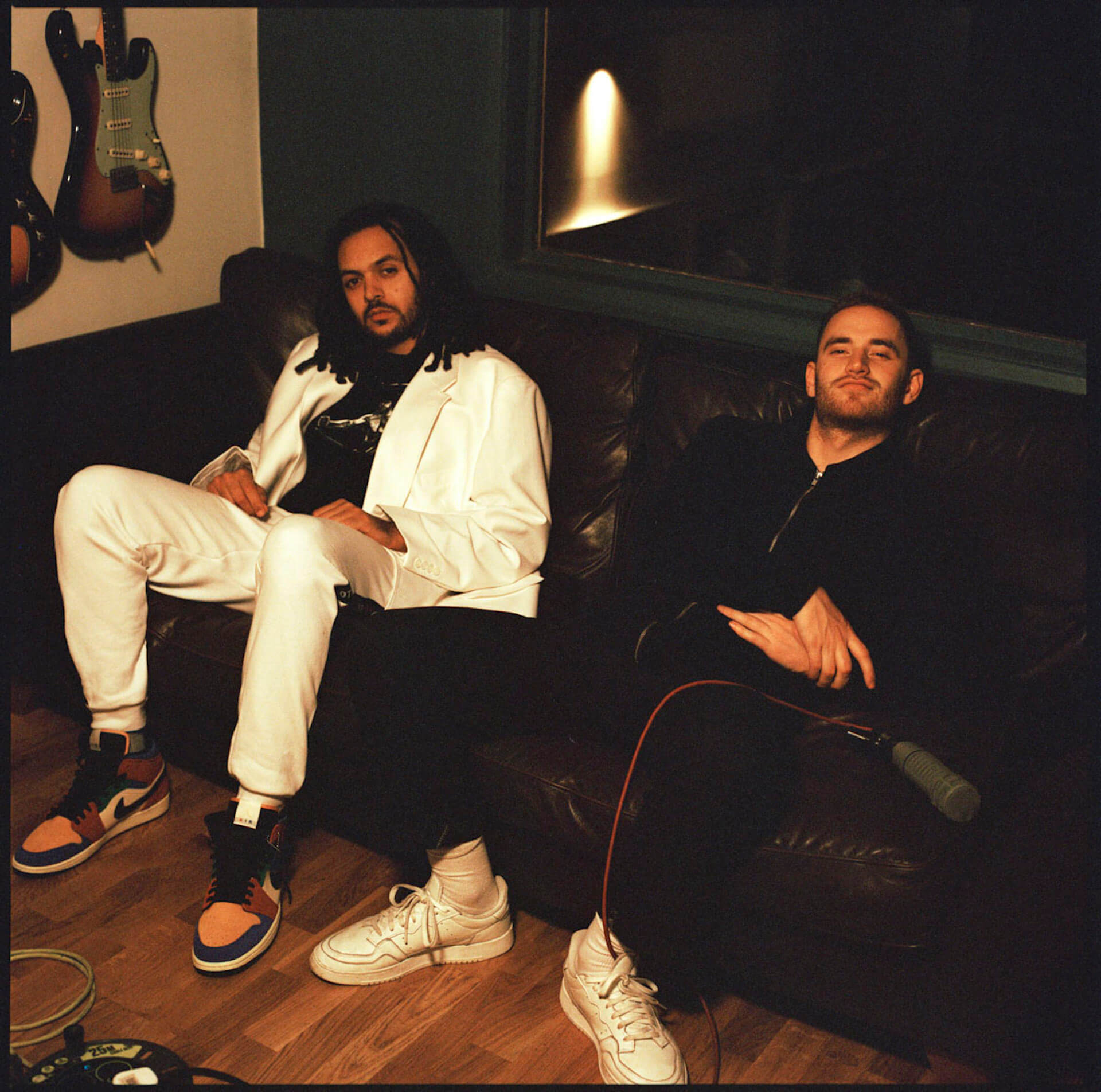 Tom Mischから日本のファンへのコメントが到着！Yussef Dayesとのコラボアルバム収録曲“Kyiv”のMVも解禁 | Qetic