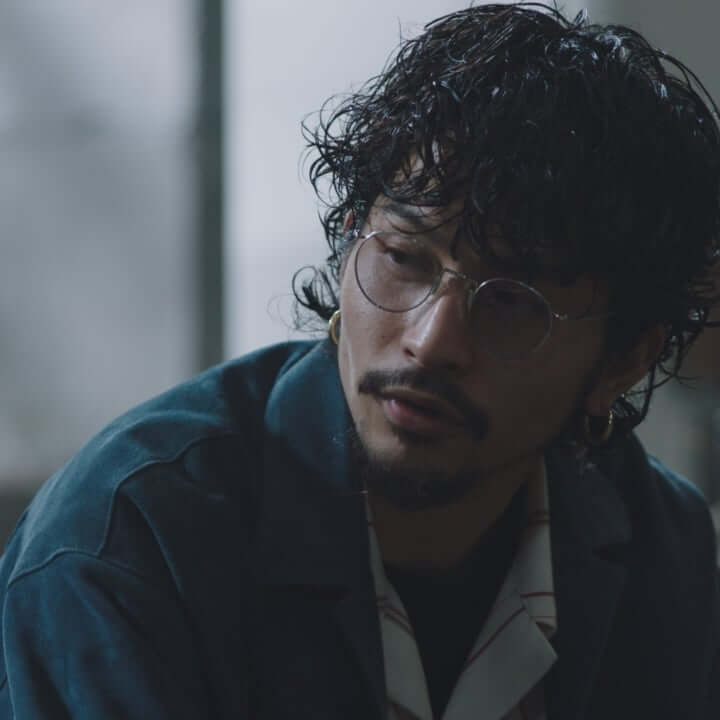 King Gnu常田大希が語る大人とは？サッポロ生ビール黒ラベルのCM「大人エレベーター」に登場！ | Qetic