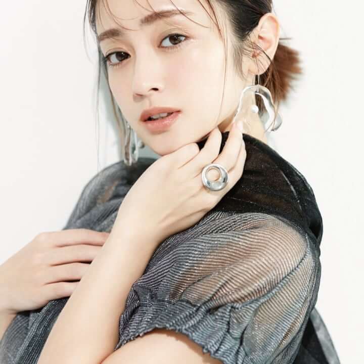 美麗の極みを見せつける奇跡の38歳、安達祐実が『cancam』史上最年長の表紙に！ Qetic