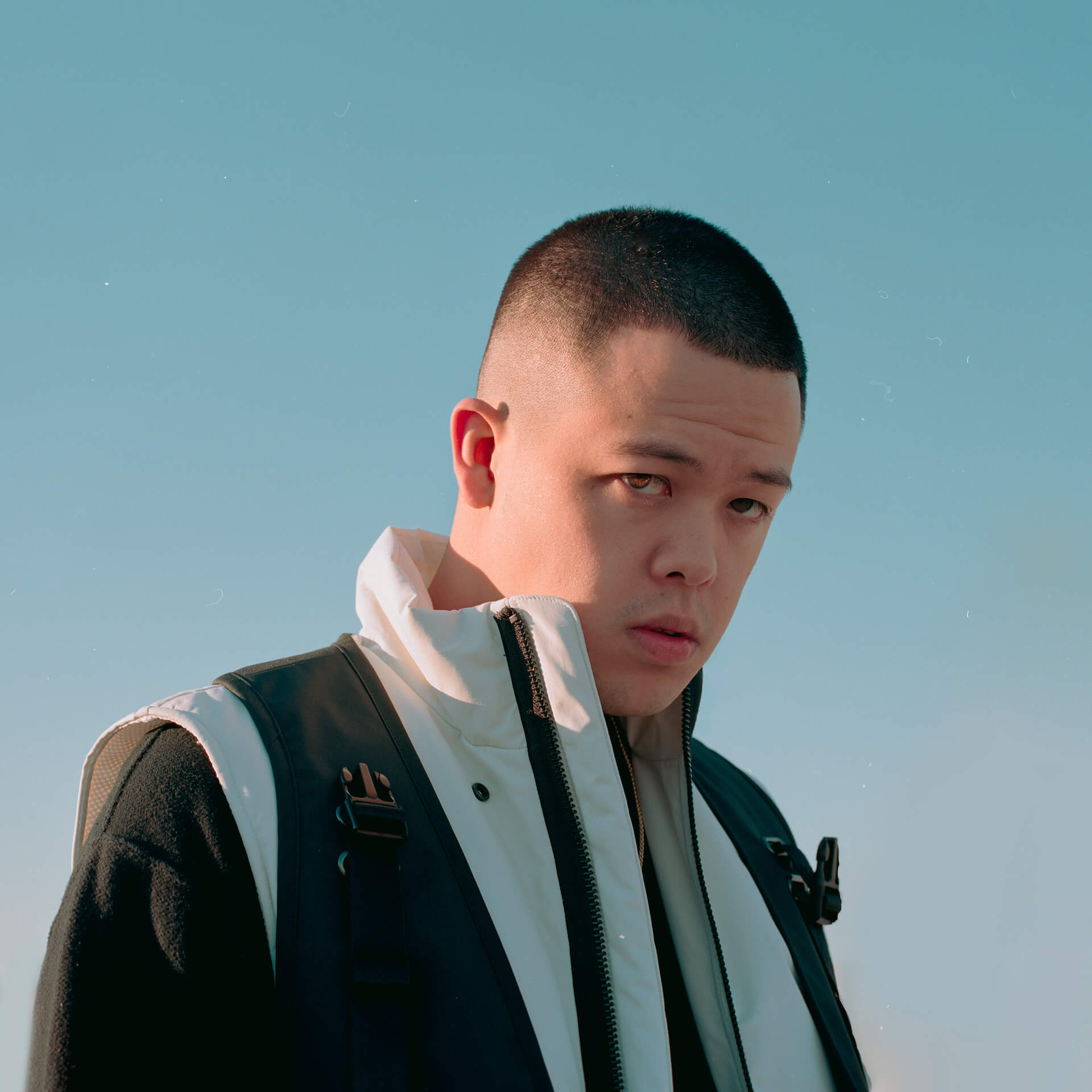 MIYACHI、最新シングル“MAINICHI”をリリース！自身がサラリーマンに扮するMVも公開 | Qetic