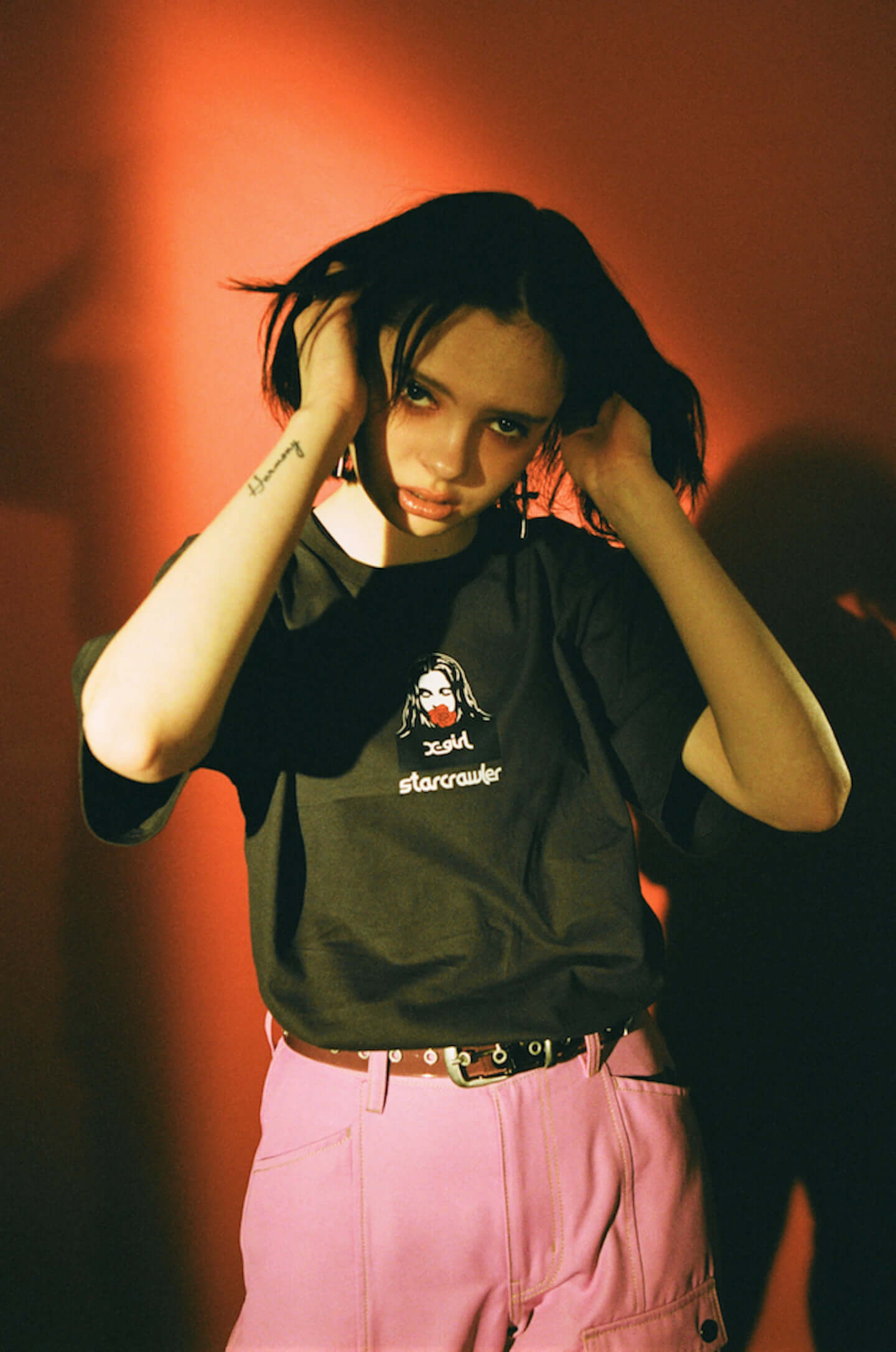 STARCRAWLERがX-girlとのコラボアイテムを発表！2ndアルバム『Devour You』のアロウ・デ・ワイルドのビジュアルを使用し ...