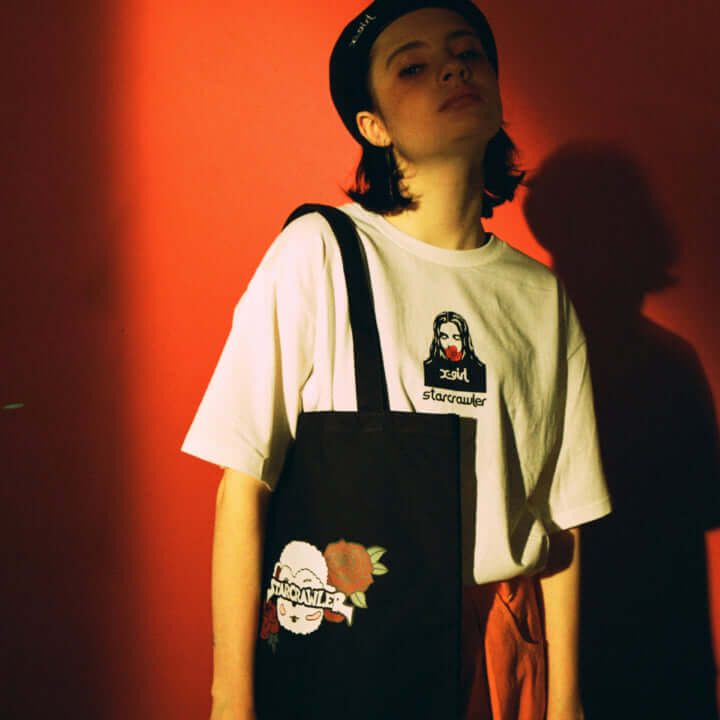 STARCRAWLERがX-girlとのコラボアイテムを発表！2ndアルバム『Devour You』のアロウ・デ・ワイルドのビジュアルを使用し ...