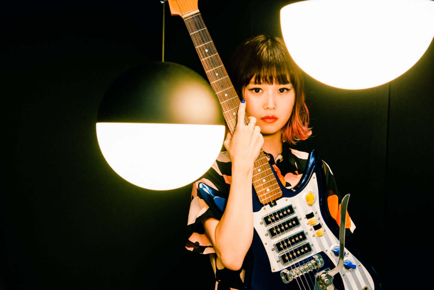 インタビュー｜“私は本気でしかやらない” Reiのアティチュードを示した最新作『SEVEN』に迫る | Qetic