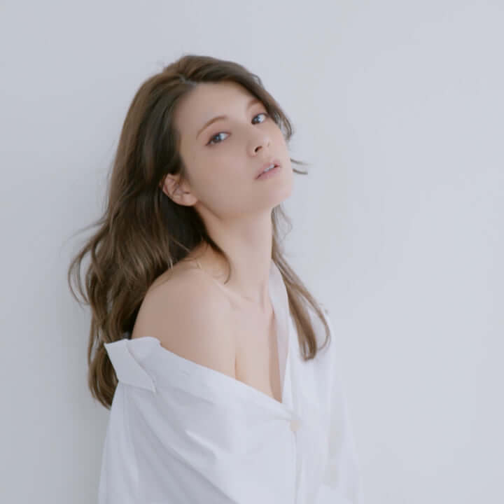 マギーが透明感あふれるセクシー美ボディを惜しげなく披露！LACOCOのWEB限定イメージムービーが公開 | Qetic