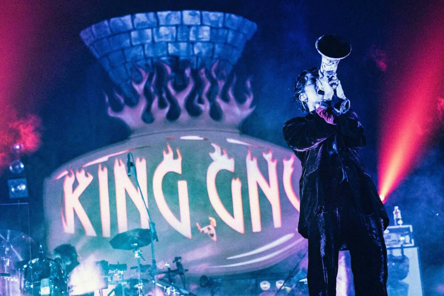 King Gnu初のアリーナツアー、幕張メッセでは新曲“千両役者”も披露！ファイナル公演のライブレポートが到着 | Qetic
