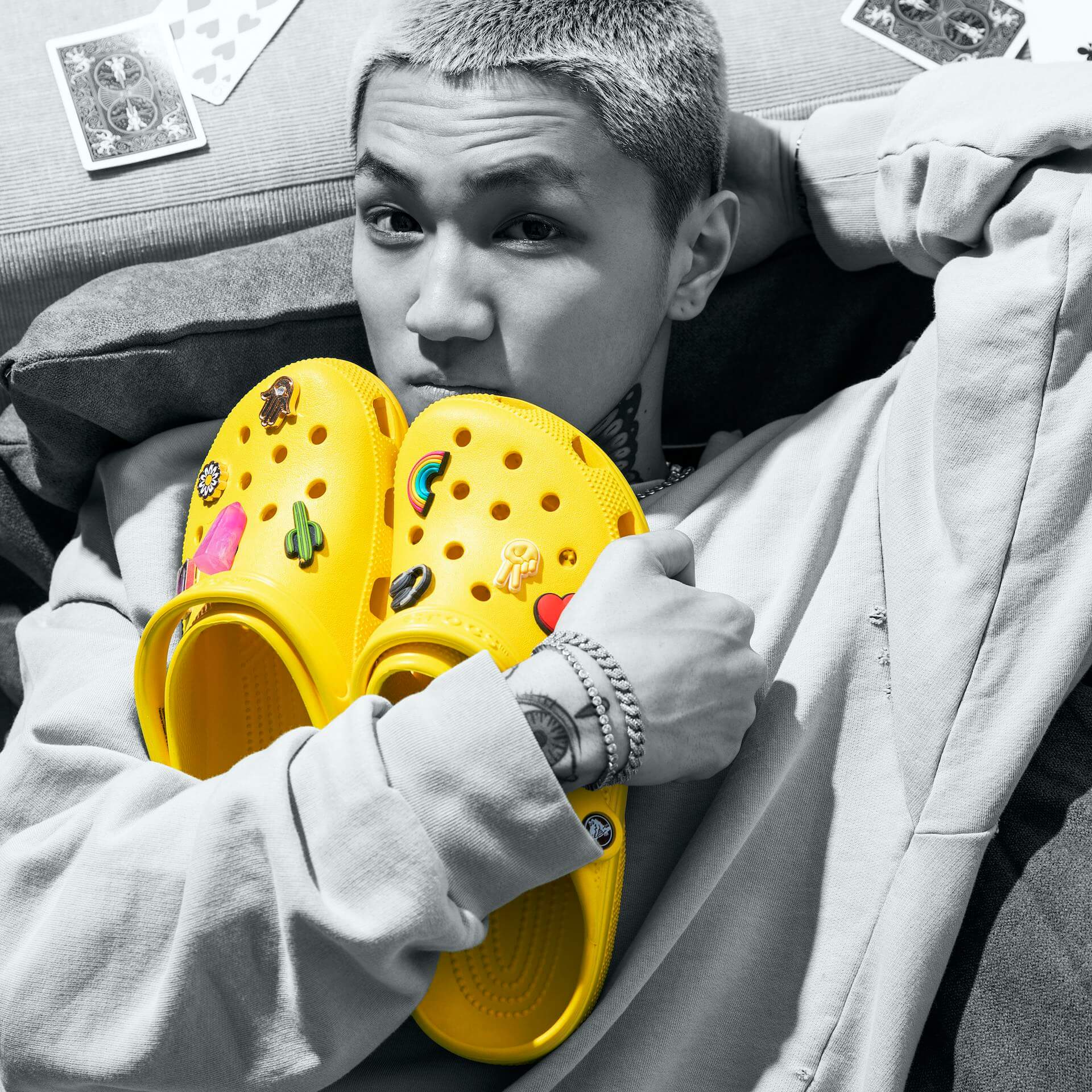 クロックスのブランドキャンペーン「Calling All Classics」がスタート！第1弾にLEX、Grace Aimiが登場 | Qetic