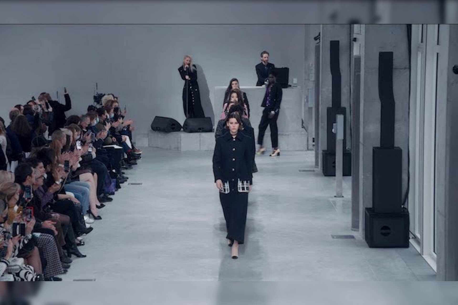 シャネル2021／22年メティエダールコレクションショーの映像が公開！Daniel Lopatinが音楽を担当 | Qetic