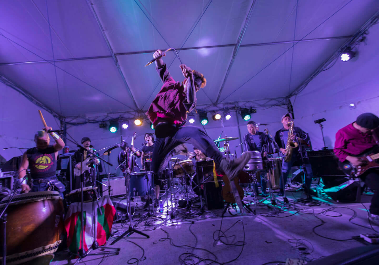 混迷の時代を生き抜くための音がここにある──TURTLE ISLANDの最新作『LIVE IN TURTLE ISLAND』が3LP／2CDで ...