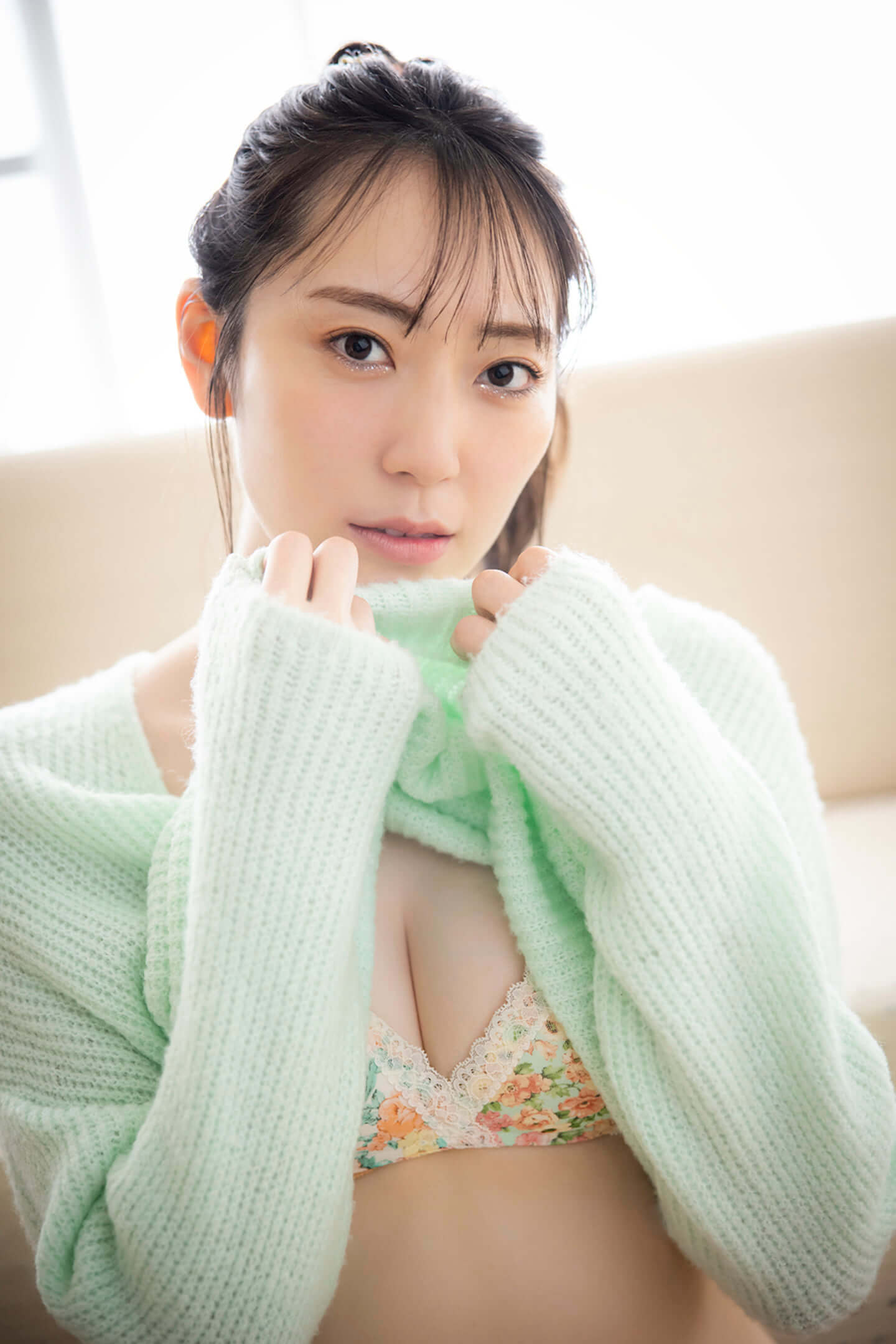 元akb48・松井咲子がセクシーランジェリー、tバック姿に挑戦|2nd写真集先行カット解禁 Qetic
