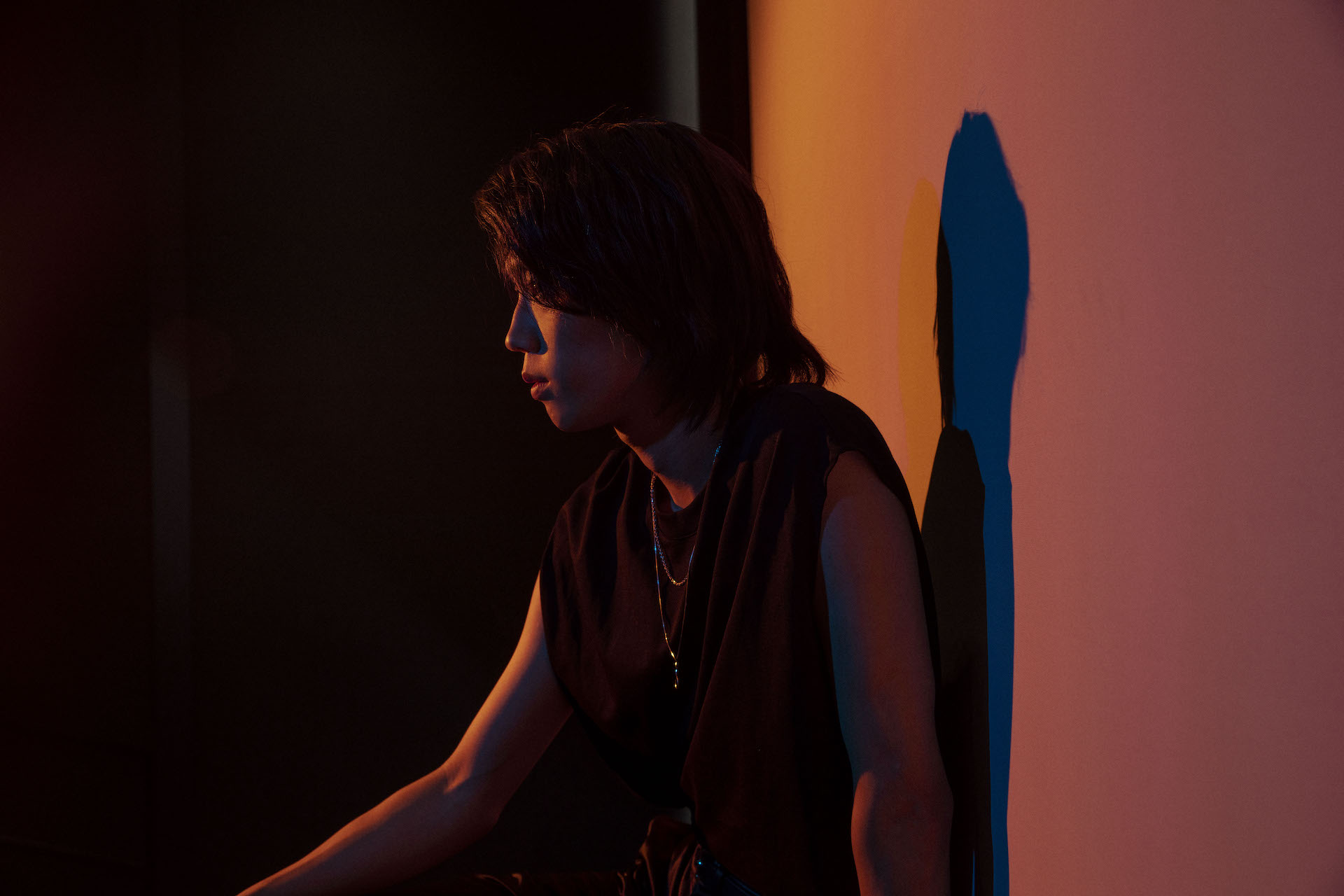 ベールに包まれたidomに初インタビュー｜月9ドラマ『競争の番人』主題歌を経て描く未来 | Qetic