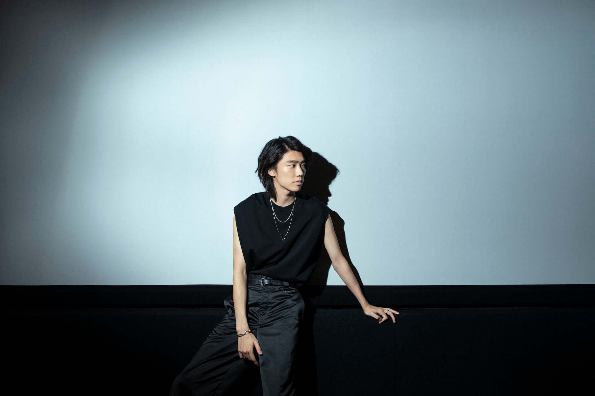 436366 idom | PHOTO GALLERY：ベールに包まれたidomに初インタビュー｜月9ドラマ『競争の番人』主題歌を経て描く未来 | Qetic