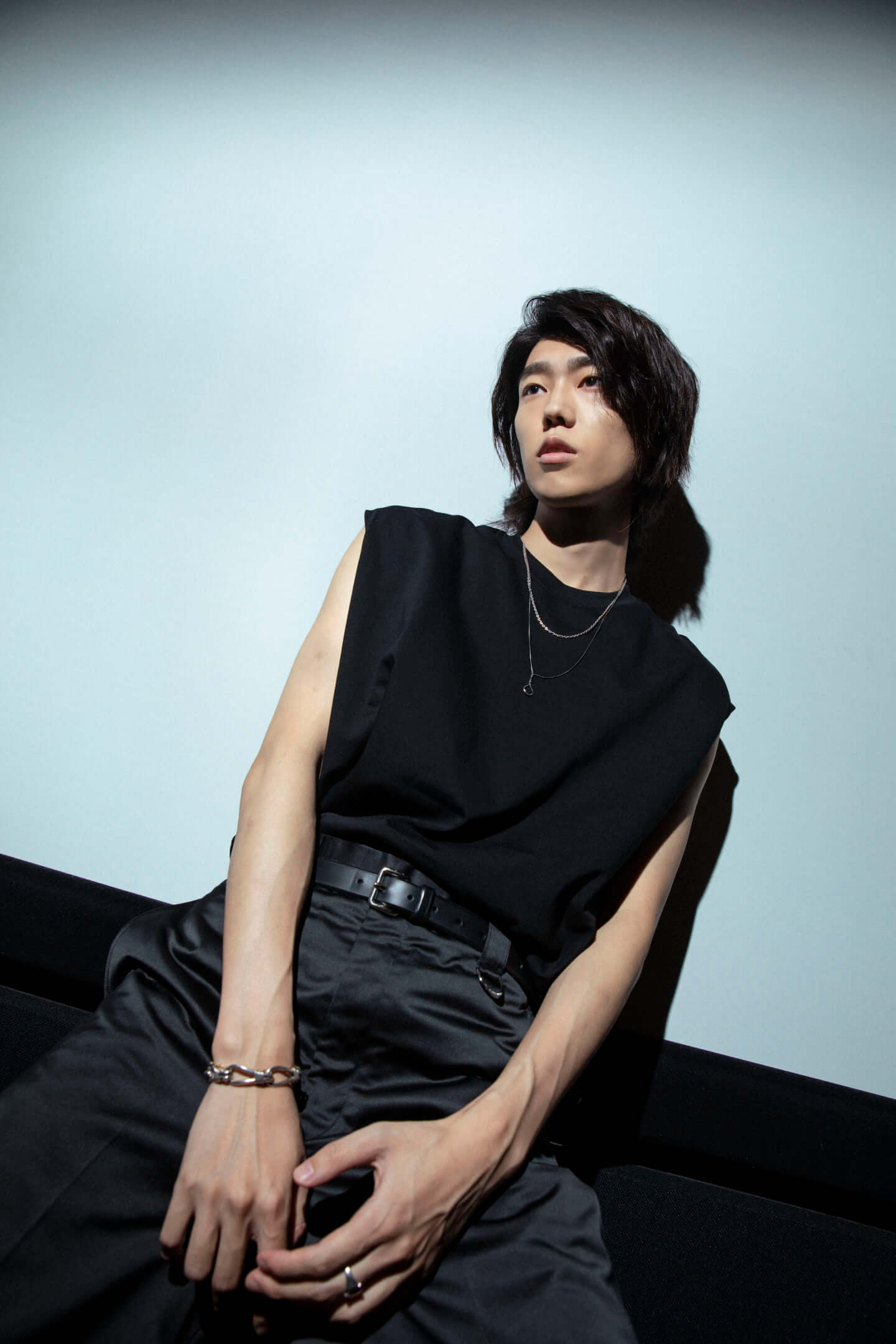 ベールに包まれたidomに初インタビュー｜月9ドラマ『競争の番人』主題歌を経て描く未来 | Qetic