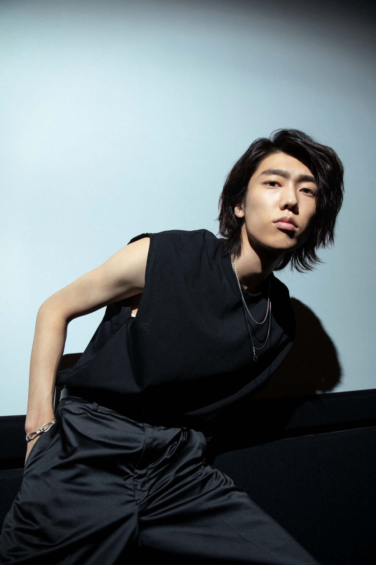 ベールに包まれたidomに初インタビュー｜月9ドラマ『競争の番人』主題歌を経て描く未来 | Qetic