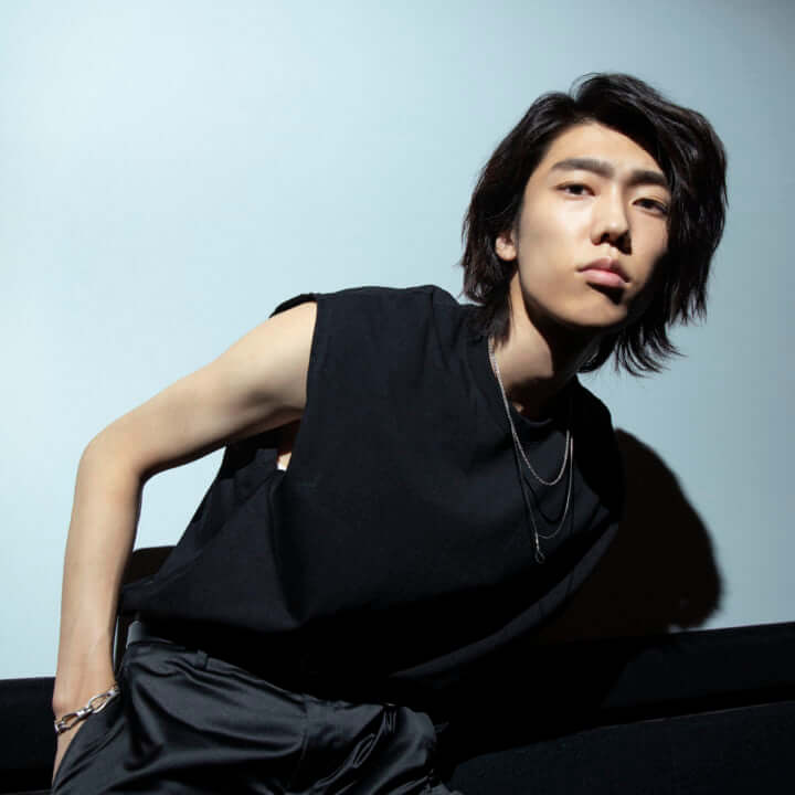 436367 idom | PHOTO GALLERY：ベールに包まれたidomに初インタビュー｜月9ドラマ『競争の番人』主題歌を経て描く未来 | Qetic