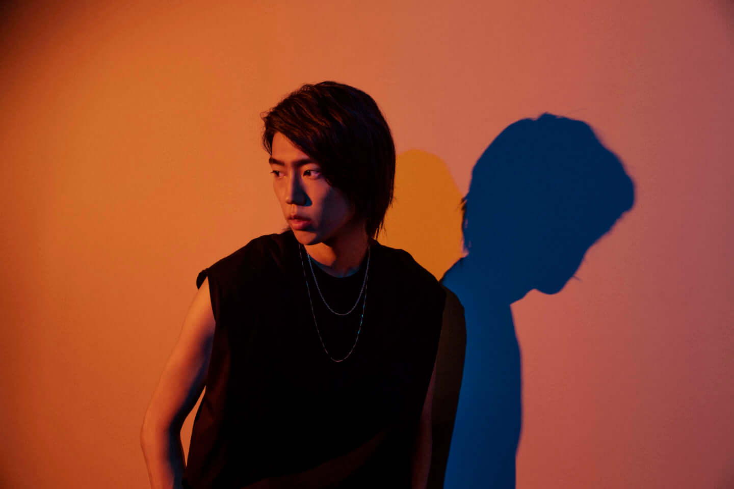 ベールに包まれたidomに初インタビュー｜月9ドラマ『競争の番人』主題歌を経て描く未来 | Qetic