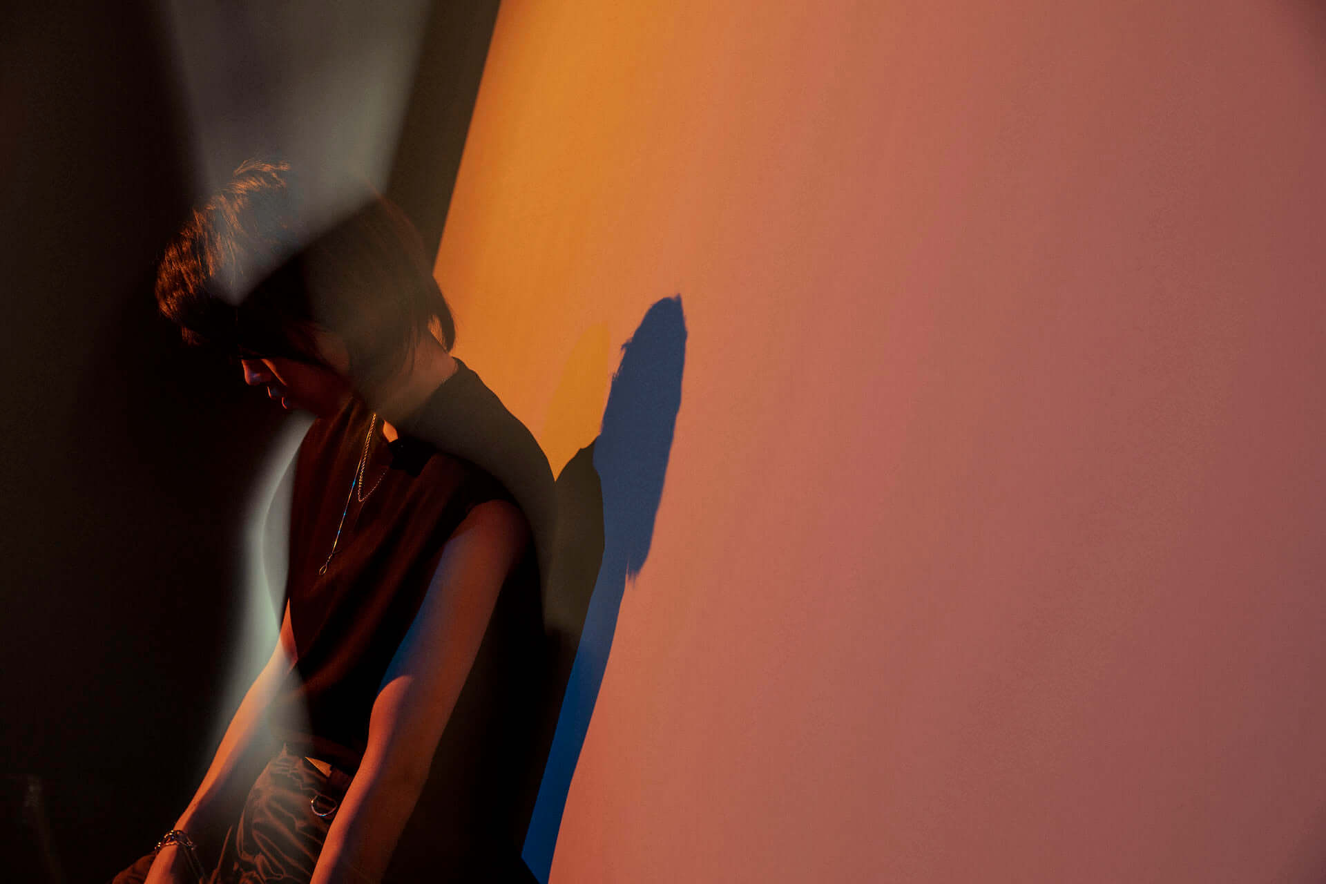 436371 idom | PHOTO GALLERY：ベールに包まれたidomに初インタビュー｜月9ドラマ『競争の番人』主題歌を経て描く未来 | Qetic