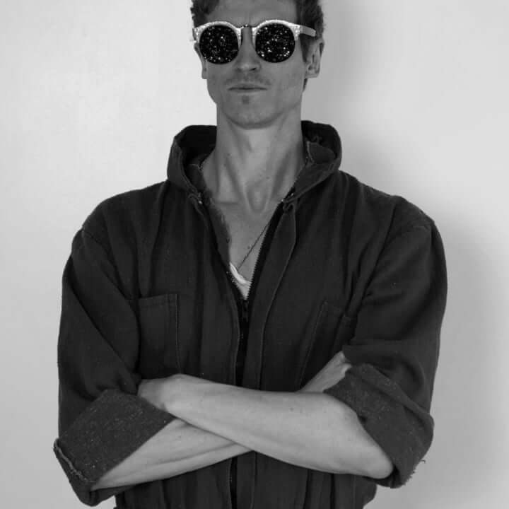 ルイス・コール、4年ぶりとなる最新作『Quality Over Opinion』を〈Brainfeeder〉よりリリース｜先行シングル「I’m Tight」が公開 | Qetic