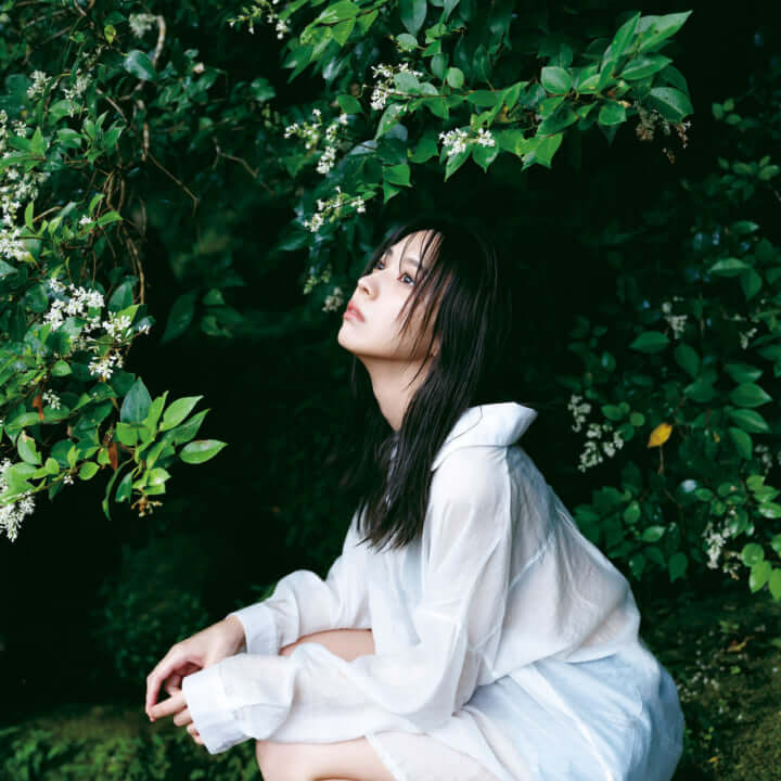 櫻坂46・小林由依、“3つのオトナな表情”｜2nd写真集『意外性』の限定表紙を解禁 | Qetic