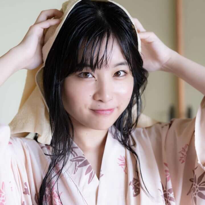 距離感の近い“これまで見たことのない姿”魅せる｜人気声優・岬なこ初の写真集 | Qetic