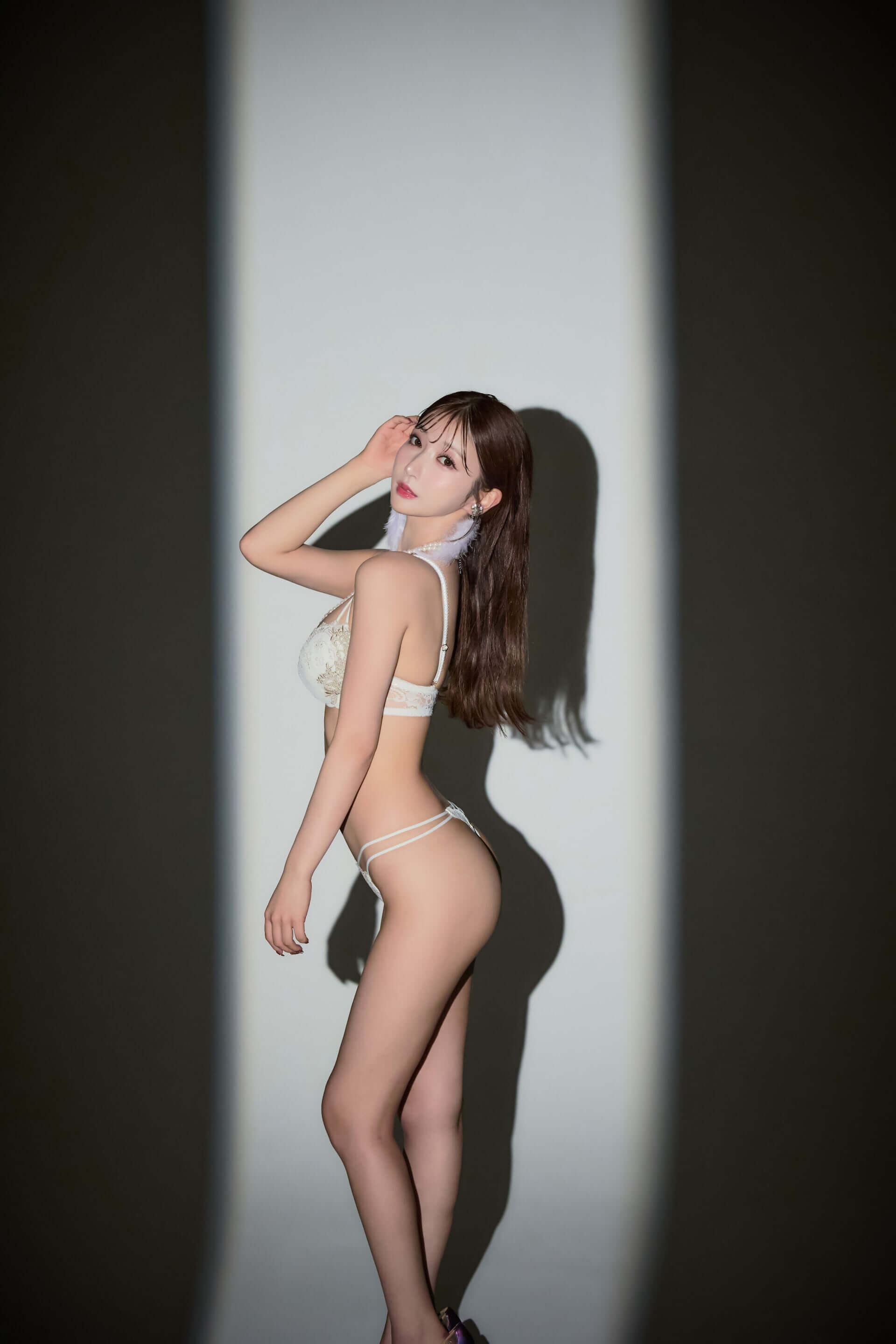 自ら“セクシーランジェリー姿も披露”人気YouTuber・Rちゃんプロデュース新作 | Qetic