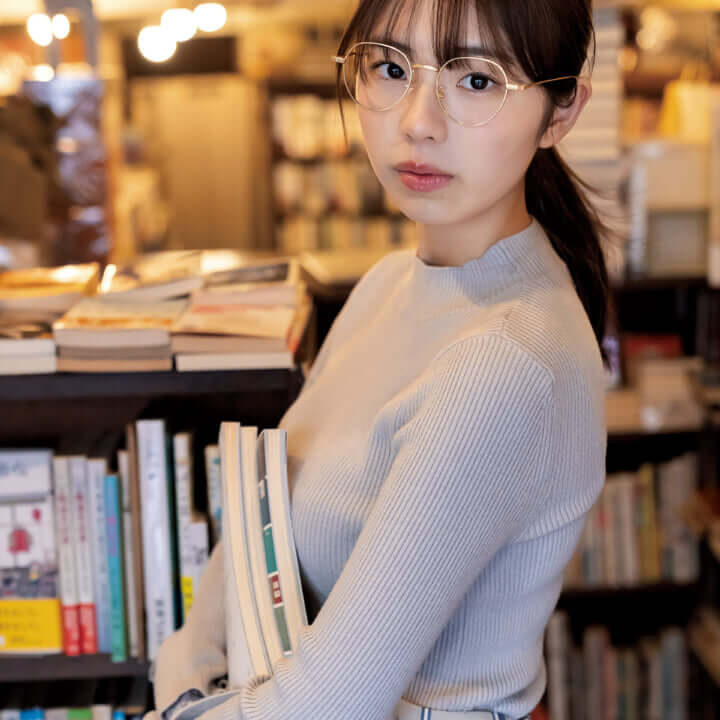 “古本屋の店員に扮して…”2nd写真集発売の菊地姫奈が『週刊SPA!』に登場 | Qetic