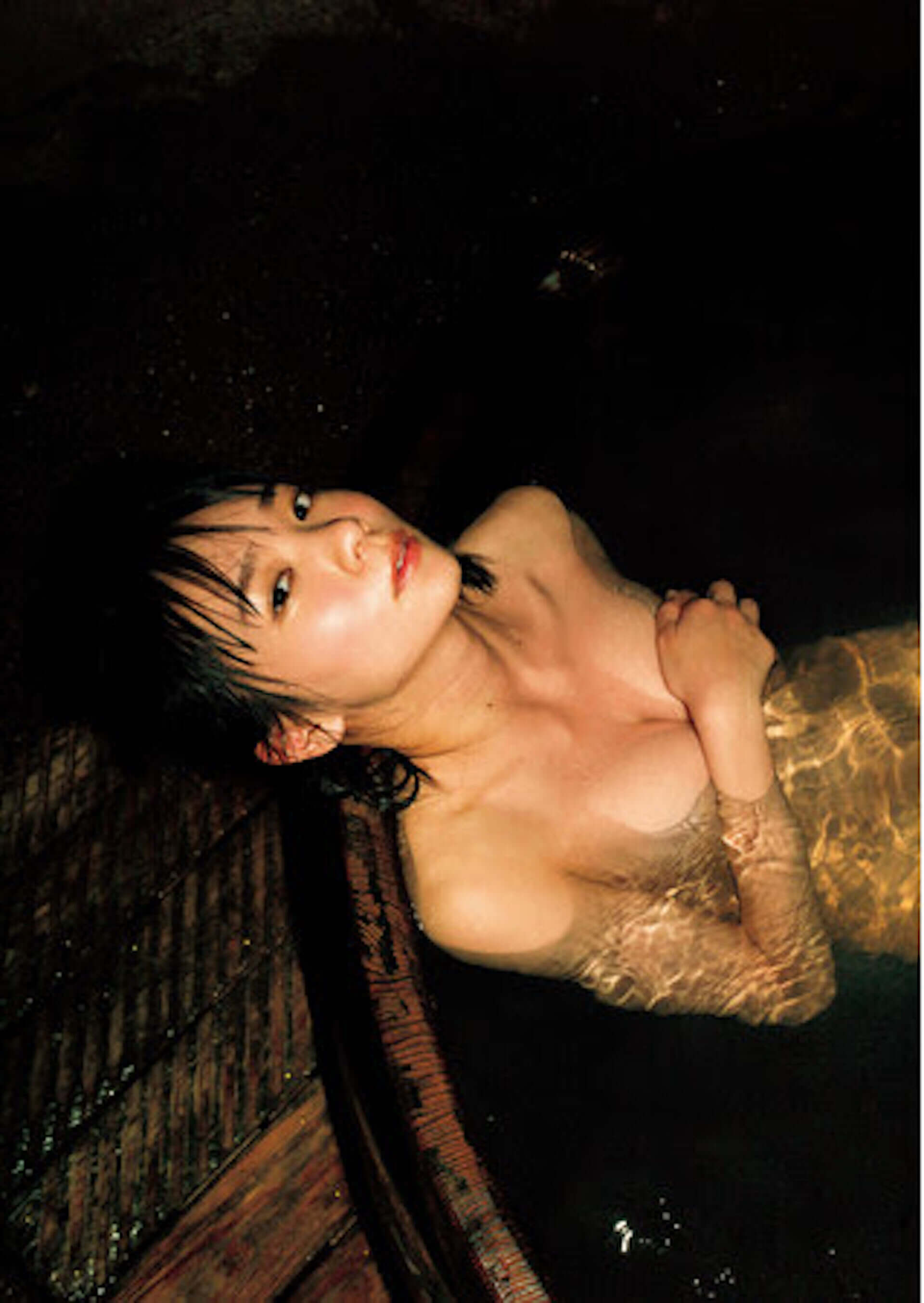 “入浴シーンで谷間あらわに…”椿野ゆうこ1st写真集、見せてこなかった彼女の素顔 | Qetic