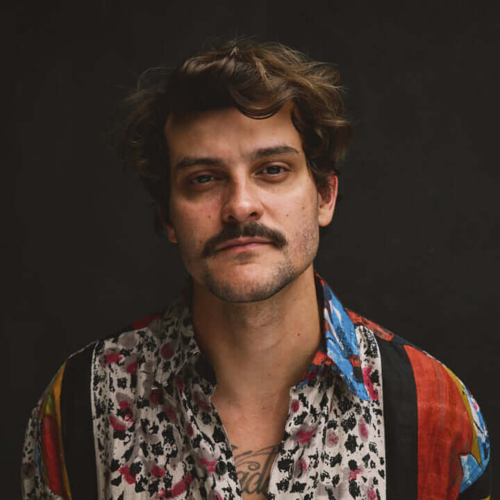 Stones Throwよりレーベル初ブラジリアンアーティスト・Gabriel da Rosaのデビューアルバム『É o que a casa oferece』がリリース | Qetic