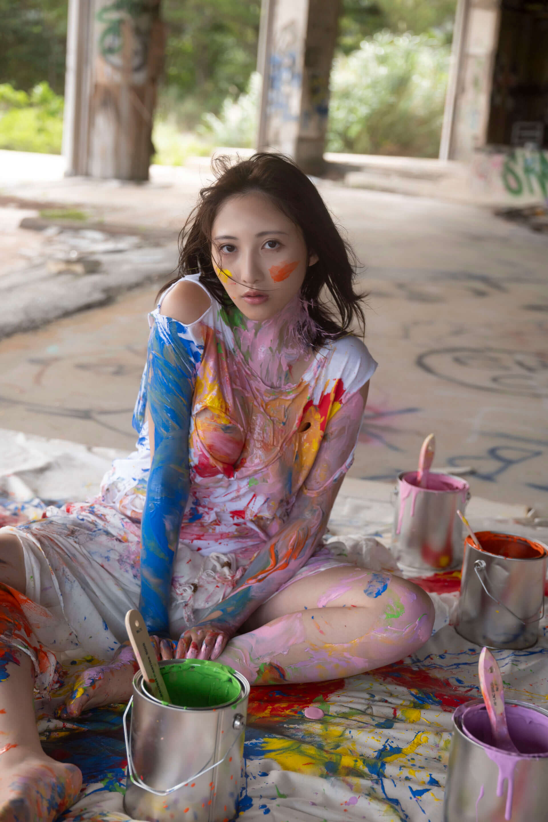 “ショーダンサー姿で大開脚も…”神スタイル・辻りりさ、待望の1st写真集 | Qetic